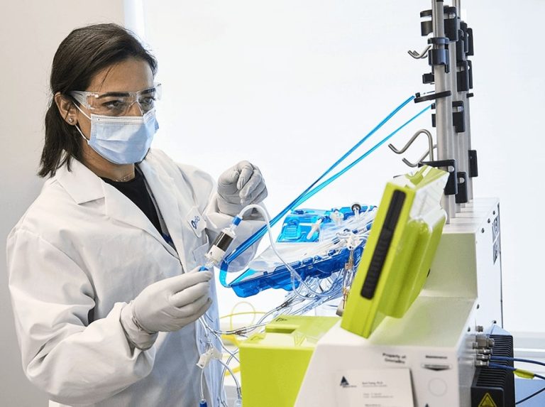 Cell Therapy GMP Manufacturing Services | OmniaBio